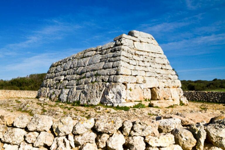 lllᐅ Naveta des Tudons: Monumento más antiguo de Menorca