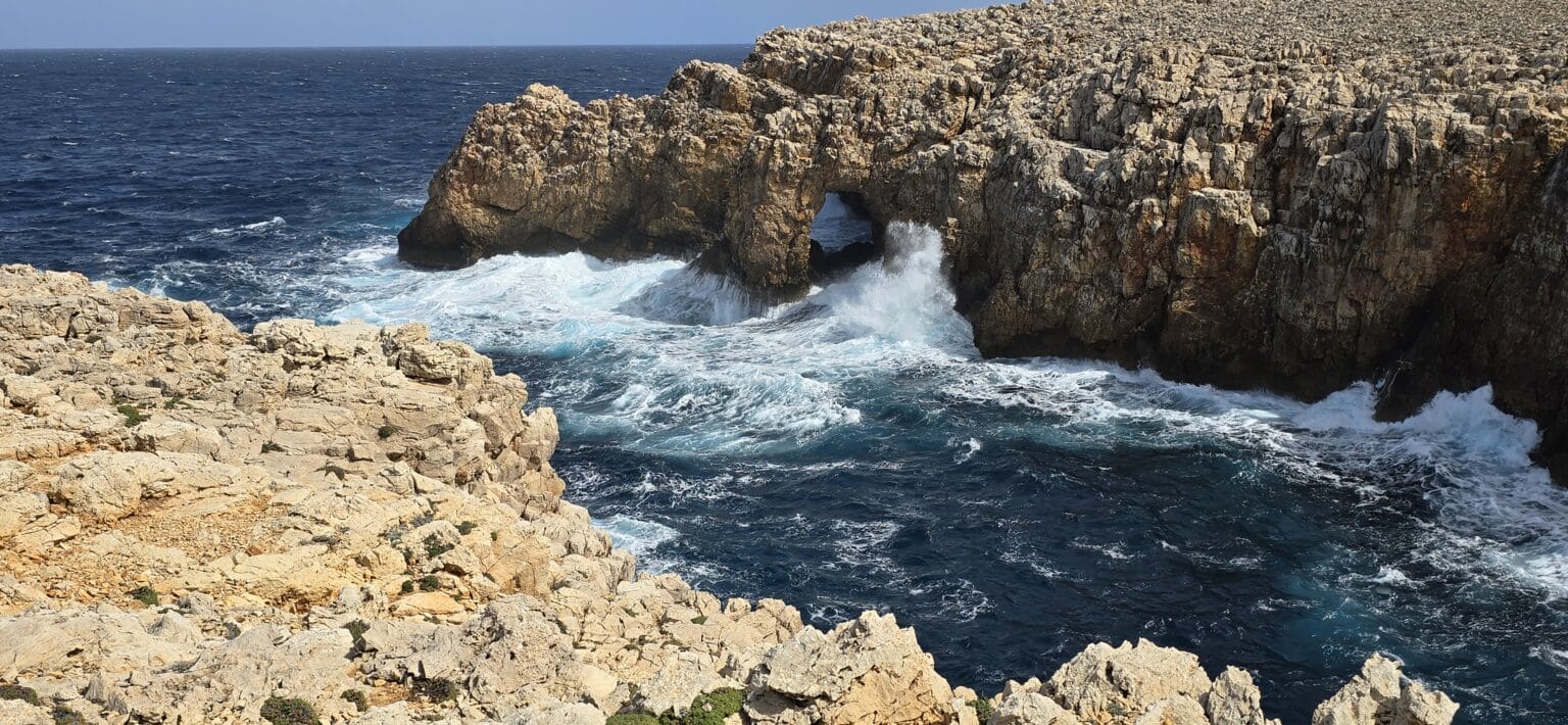 lllᐅ Faro de Punta Nati: ¿Cómo llegar y por qué visitarlo?
